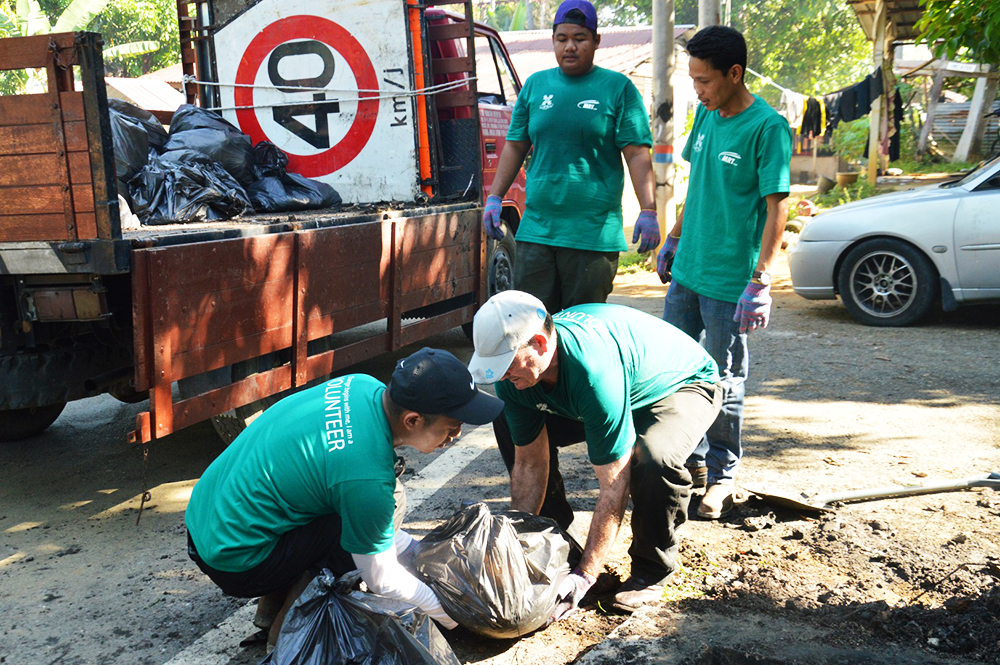 MRT CORP STAFF CLEAN UP KAMPUNG MASJID DURING INAUGURAL MRT EMPLOYEE ...