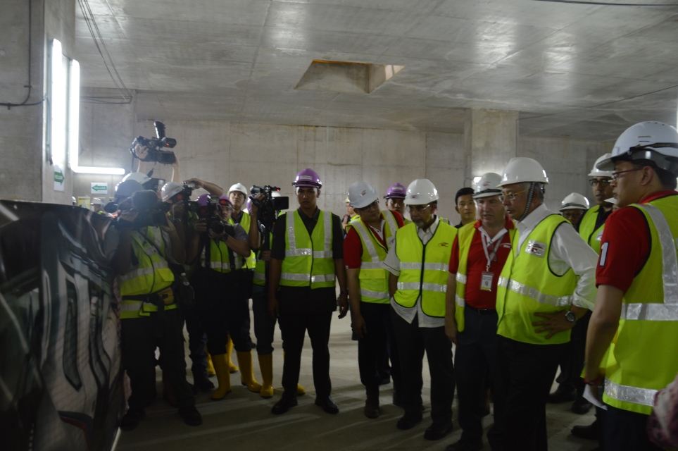 PM DATO’ SRI MOHD NAJIB TUN RAZAK MELAWAT STESEN TRX - MRT Corp