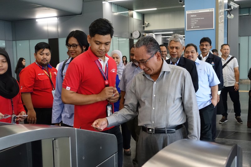 PETALING JAYA MAYOR RIDES THE MRT - MRT Corp