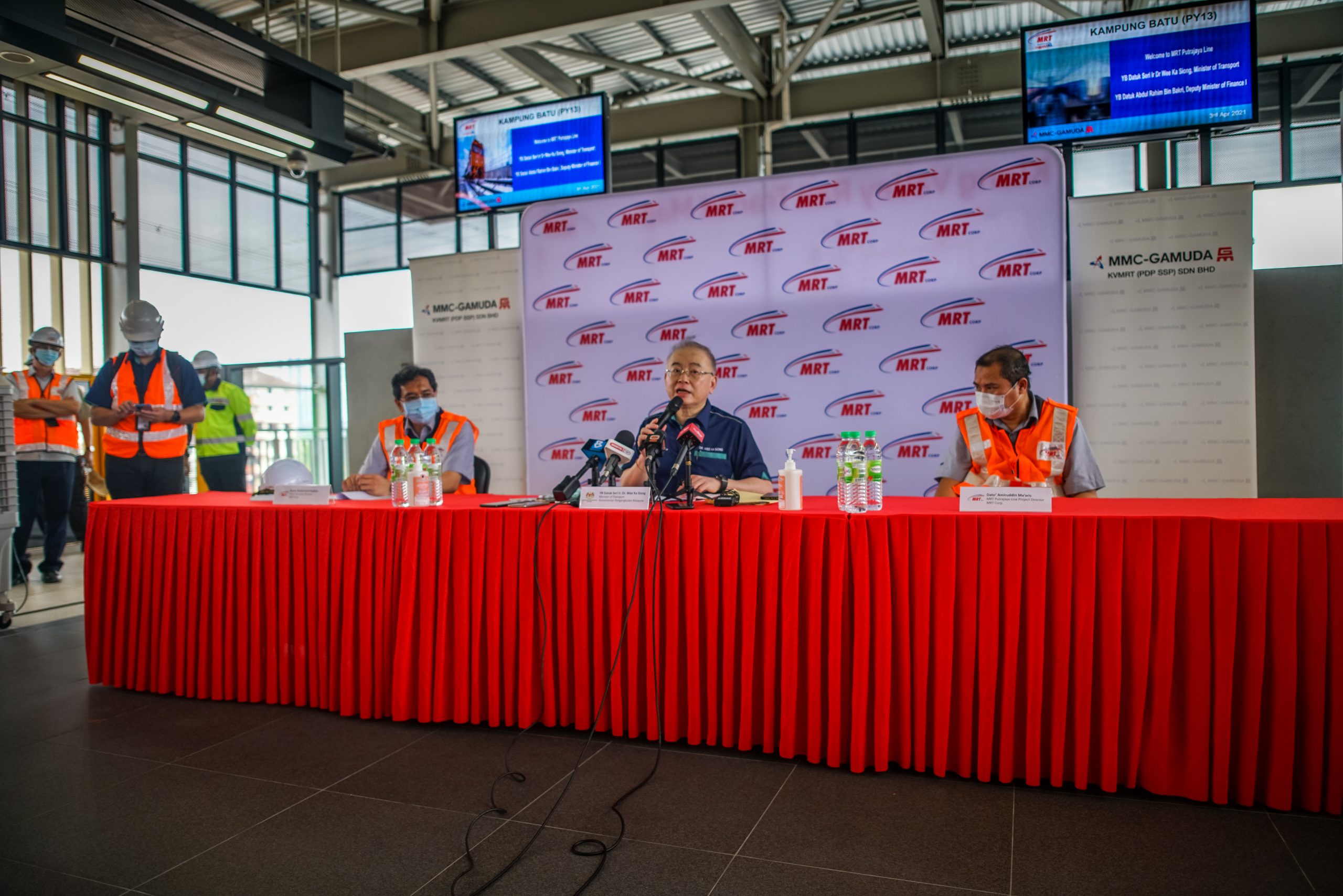 TRANSPORT MINISTER AND DEPUTY FINANCE MINISTER I INSPECT MRT PUTRAJAYA ...