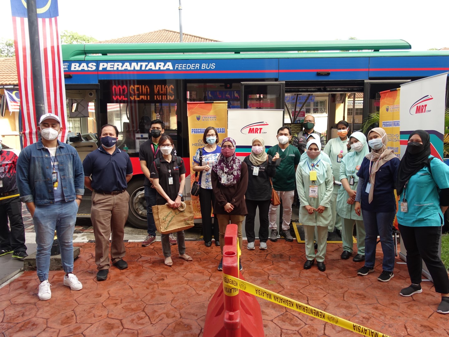 MRT CORP MENDORONG PROGRAM IMUNISASI COVID-19 DENGAN BAS PERANTARA SEBAGAI UNIT VAKSINASI ...