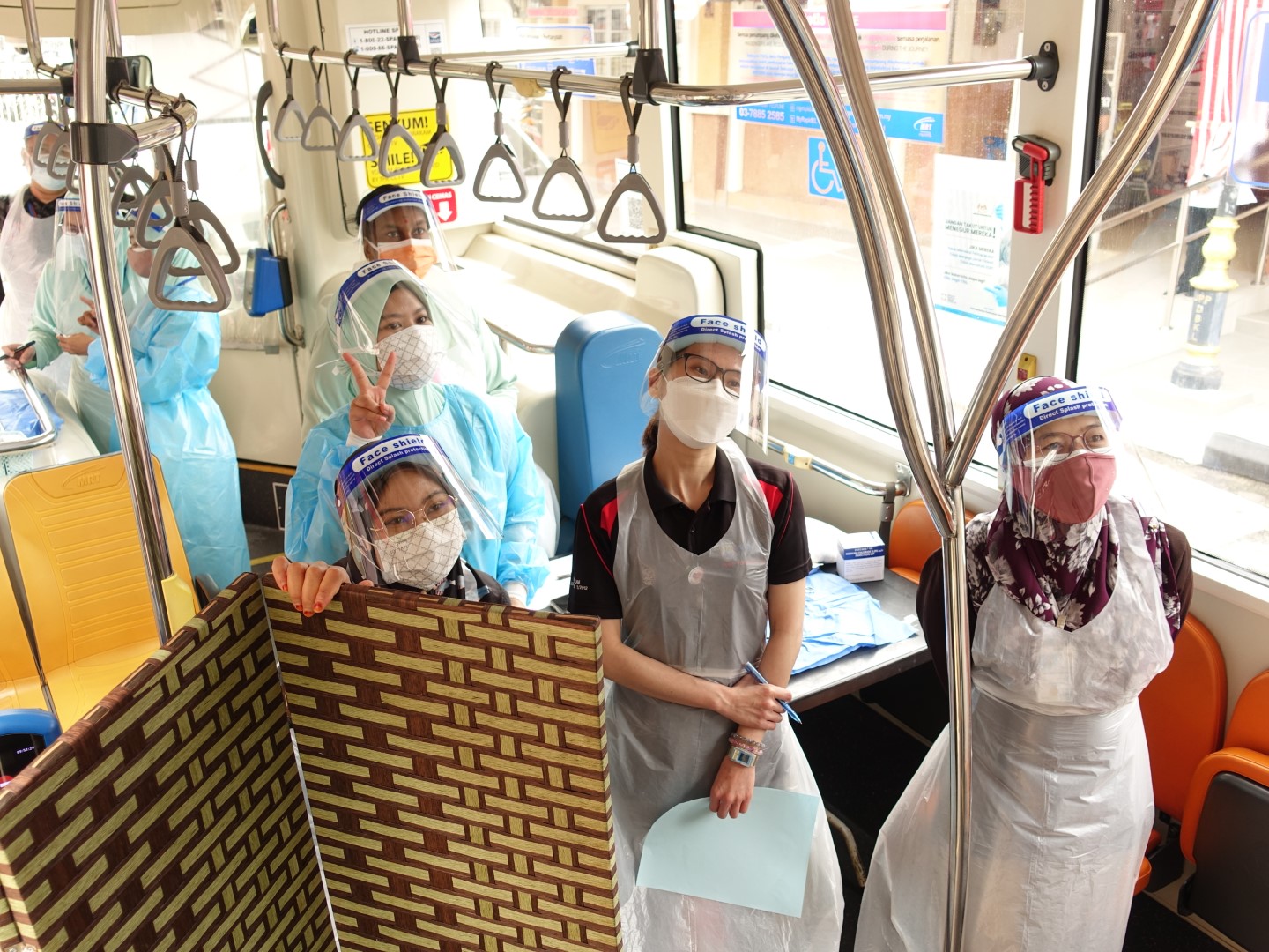 MRT CORP MENDORONG PROGRAM IMUNISASI COVID-19 DENGAN BAS PERANTARA SEBAGAI UNIT VAKSINASI ...