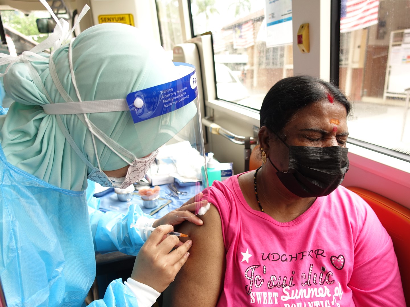 MRT CORP MENDORONG PROGRAM IMUNISASI COVID-19 DENGAN BAS PERANTARA SEBAGAI UNIT VAKSINASI ...