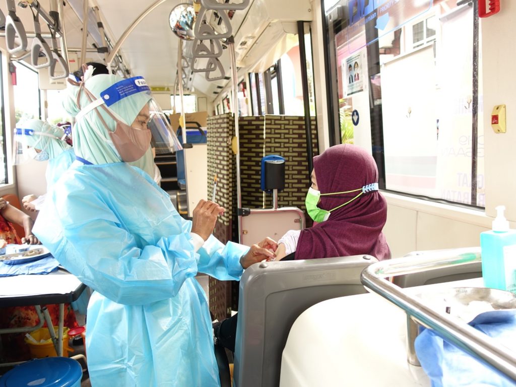 MRT CORP MENDORONG PROGRAM IMUNISASI COVID-19 DENGAN BAS PERANTARA SEBAGAI UNIT VAKSINASI ...