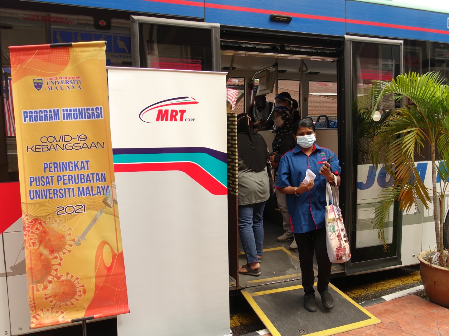 MRT CORP MENDORONG PROGRAM IMUNISASI COVID-19 DENGAN BAS PERANTARA SEBAGAI UNIT VAKSINASI ...