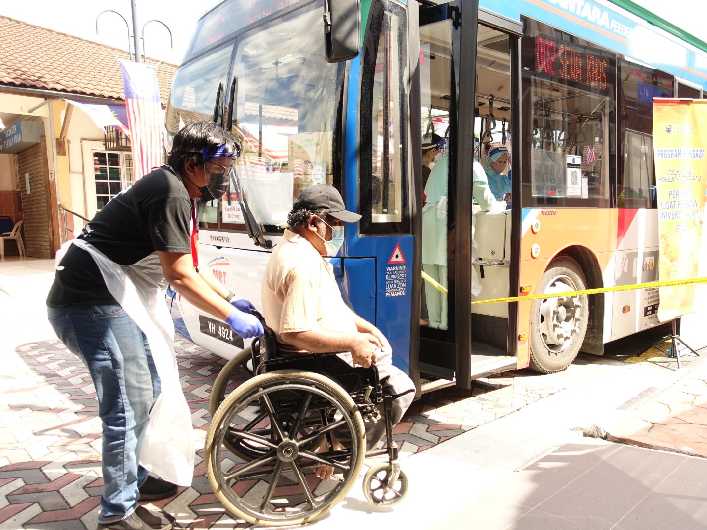 MRT CORP MENDORONG PROGRAM IMUNISASI COVID-19 DENGAN BAS PERANTARA SEBAGAI UNIT VAKSINASI ...