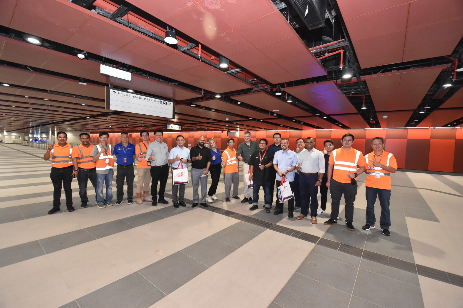 ICE UK PRESIDENT VISITS MRT PROJECT - MRT Corp